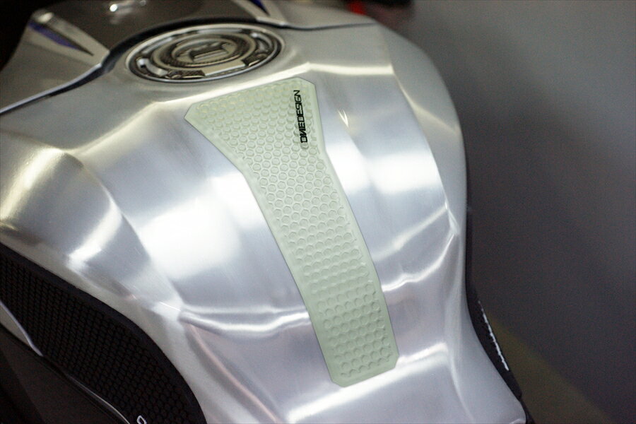 ONEDESIGN（PRINT）　タンクパッド HDR CLR 214X95mm●適用車種ユニバーサル[汎用] メーカー品番[カタログ品番] HDR-2色[カラー] クリア材質[素材] PVCサイズ 214X95mm、パッド：4mm厚/凸：...