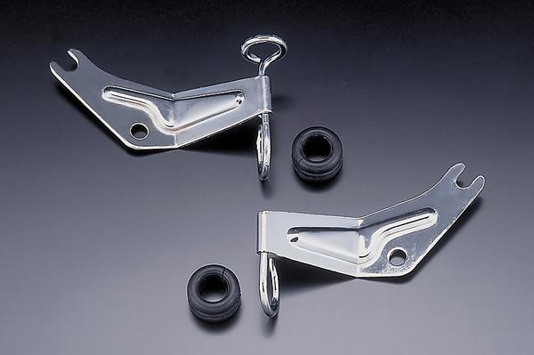 商品は左側用（写真上）です。 Z1/Z2 ブレーキホースブラケット 左側用 KZ750/1000 PMCメーカー名：　 (株)PMC.Inc　メーカー品番：　 81-3052適合車種：　 カワサキ/KAWASAKI Z1/Z2 ダブルディス...