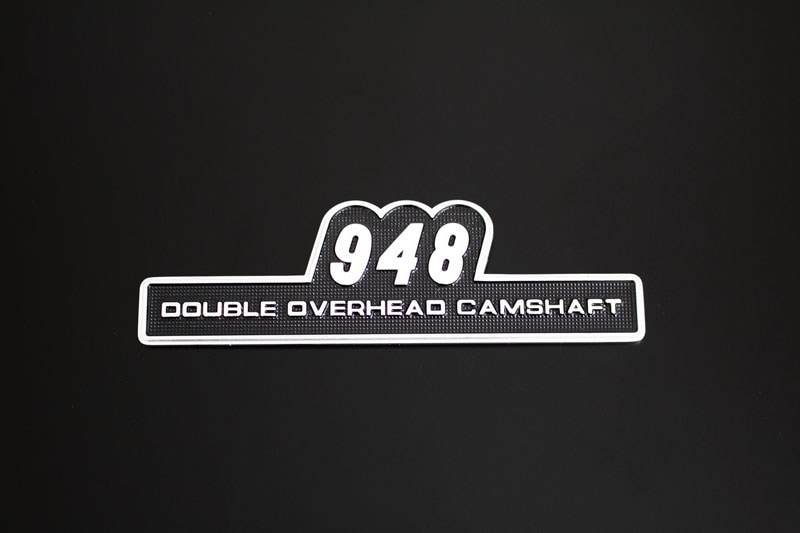DOHC948 サイドカバーエンブレム　Z900RS/CAFE　品番 189-1035適合車種Z900RS/CAFE/SE '18-'25Z1の造形を継承し誕生したZ900RS。そのサイドビューにふさわしい遊び心を添える「948 DOHCサ...
