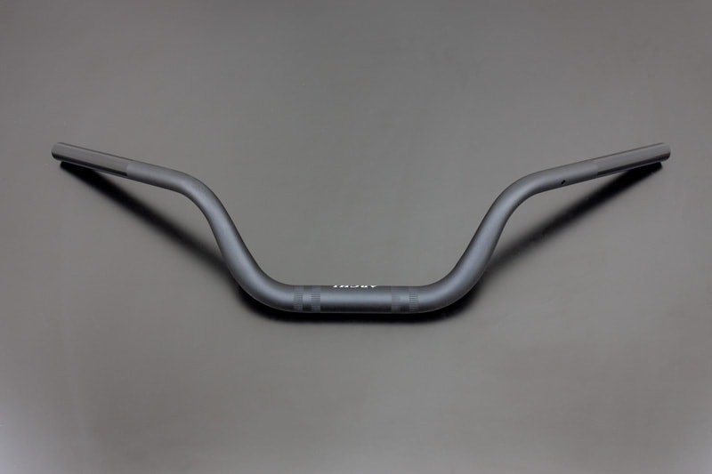 ARCHI TOURING　アルミハンドルバー マットブラック　品番 189-5472適合車種Kawasaki　Z900RS '18-'25 商品説明スタンダードハンドルとほぼ同じ高さながら絶妙な角度でシボリを加え、スマートでスポーティなフ...