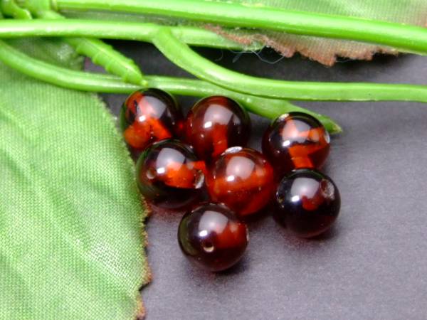 ※画像と同品質のものをお送りします。 オリジナルアクセサリー作りに是非どうぞ〜〜（m−m） 素材 天然：アンバー（加圧、加熱） サイズ 約：玉径6.5mm・±0.5mm　1粒売り 　 　※ 多少の誤差はご了承下さい。アンバー(琥珀) アンバ...