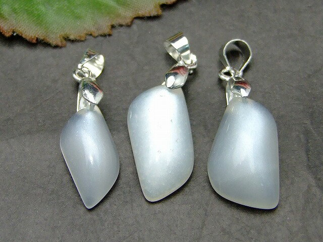 ※画像と同品質のものをお送りします。 オリジナルアクセサリー作りに是非どうぞ〜〜（m−m） 素材 天然:ムーンストーン サイズ 約：重さg　玉径19mm〜30mm×10mm~12mm・±1mm 1個売り 　※ 多少の誤差はご了承下さい。神秘...