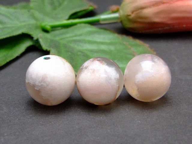 ※画像と同品質のものをお送りします。 オリジナルアクセサリー作りに是非どうぞ〜〜（m−m） ※新品ですが、へこみ 傷など見られる為、わけあり商品として格安にご提供しております。 ご了承の上ご購入くださいませ。 素材 天然石 サイズ 約：重さ...