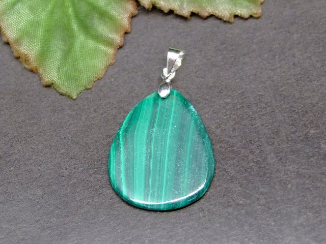 ※画像のものをお送りします。 オリジナルアクセサリー作りに是非どうぞ〜〜（m−m） 素材 天然 サイズ 約：重さg　玉径25mm×19mm・±0.5mm　1個売り 　※ 多少の誤差はご了承下さい。邪気を追い払い、感情を鎮める、心身の癒しに優...