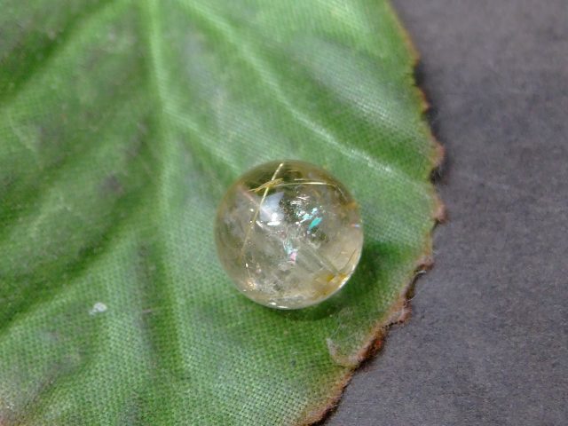 ※画像のものをお送りします。 オリジナルアクセサリー作りに是非どうぞ〜〜（m−m） 素材 天然 サイズ 約：重さg　玉径9mm・±0.5mm　1粒売り 　※ 多少の誤差はご了承下さい。黄金色の人生を与える金運の石 日本名『針水晶』、『金紅石...