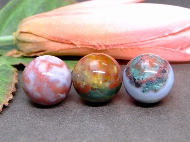 ※画像と同品質のものをお送りします。 オリジナルアクセサリー作りに是非どうぞ〜〜（m−m） 素材 天然：ブラッドストーン サイズ・重さ 約：重さg　玉径16mm・±0.5mm　1粒売り ※ 多少の誤差はご了承下さい。気力を充実させ、純粋な魂...