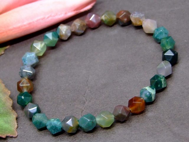 ※画像と同品質のものをお送りします。 オリジナルアクセサリー作りに是非どうぞ〜〜（m−m） 素材 天然 サイズ 約：重さg　玉径6mm・±0.5mm　(ゴムは伸縮可) 　※ 多少の誤差はご了承下さい。