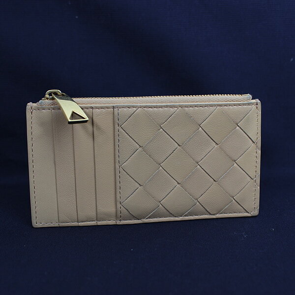 商品ランク B+ランク 色 ベージュ サイズ W：約13．5センチ　H：約7センチ 仕様 小銭入れ、カード入れ 状態 外側・・若干すれ、汚れがありますがきれいな状態です。 内側・・若干小傷、汚れがありますがきれいな状態です。 付属品 本品 ...