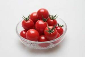 平均1果重は15g位、生育後半まで良く揃い、食味も良好なミニトマトです。果色・光沢に優れる点が特徴で、着色もスムーズです。花房はやや長く、ダブル花房の発生が多い品種です。草勢が中強で安定しています。裂果の発生が極めて少ない品種です。葉かび病...