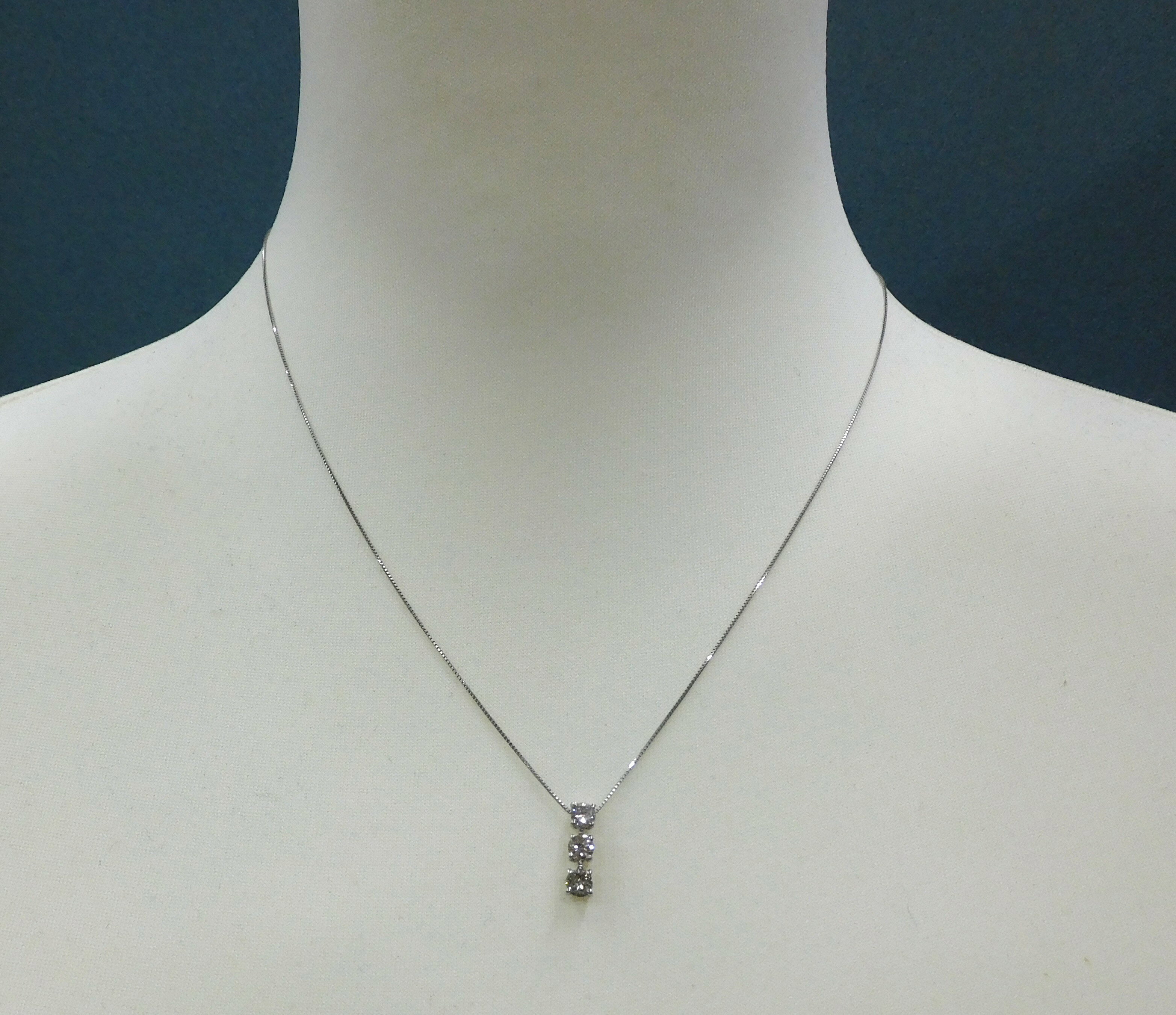ITEM INFORMATION新品未使用　PT900　0.500ct 2.5g 　スリーストーン　プラチナネックレス　ダイヤモンドサイズ約1.3×.4mm 、チェーン：約 45cm（PT850彫刻有） 素材PT900カラープラチナ付属品専...