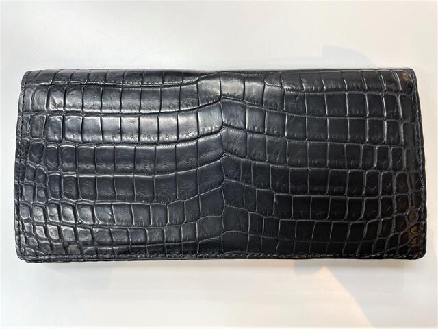 商品名【アウトレット】 Crocodile クロコダイル　札入れ　長財布　無双　センター一枚取り　ブラック商品説明100万円収容、カード12枚、2ポケット こちらの商品はセンター一枚革を使用しており縫い合わせておりません。 形は使用していく...