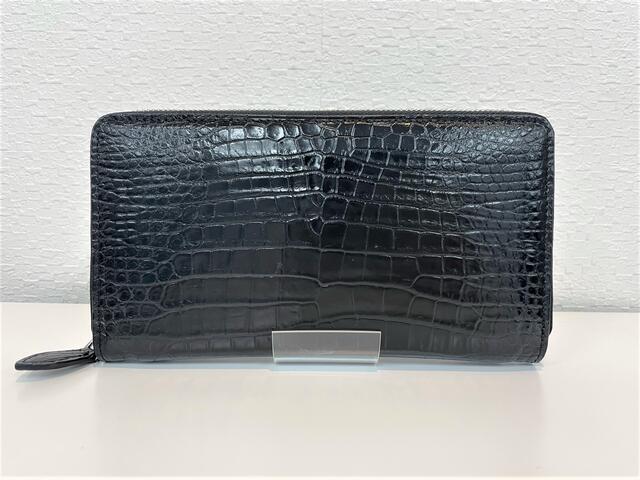 商品名【アウトレット】 Crocodile クロコダイル　ラウンドファスナー　長財布　無双　一枚革　ブラック商品説明カード20枚、ポケット3、小銭入れ1 こちらの商品は一枚革を使用しており縫い合わせておりません。 画像は実際の商品の画像にな...
