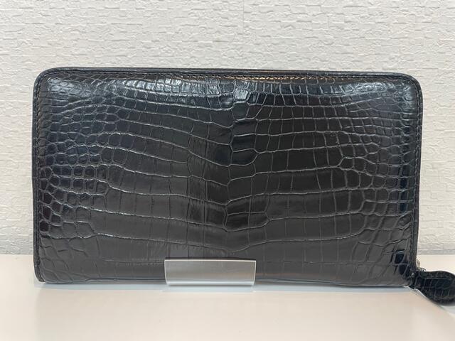 商品名【アウトレット】 Crocodile クロコダイル　ラウンドファスナー　長財布　無双　一枚革　ブラック商品説明カード21枚、ポケット2、小銭入れ1 こちらの商品は一枚革を使用しており縫い合わせておりません。 画像は実際の商品の画像にな...
