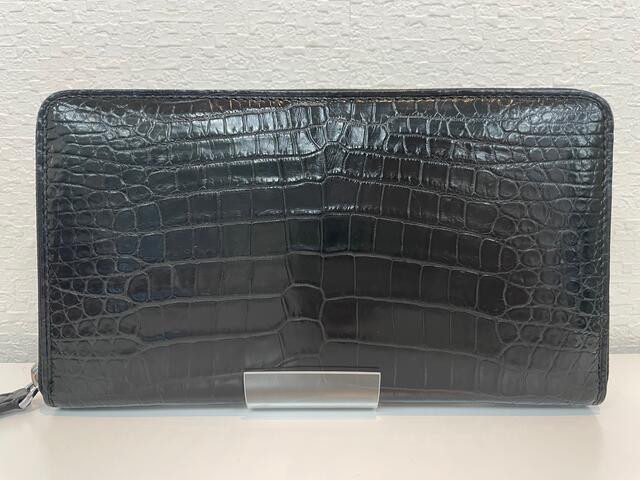 商品名【アウトレット】 Crocodile クロコダイル　ラウンドファスナー　長財布　無双　一枚革　ブラック商品説明カード21枚、ポケット2、小銭入れ1 こちらの商品は一枚革を使用しており縫い合わせておりません。 画像は実際の商品の画像にな...