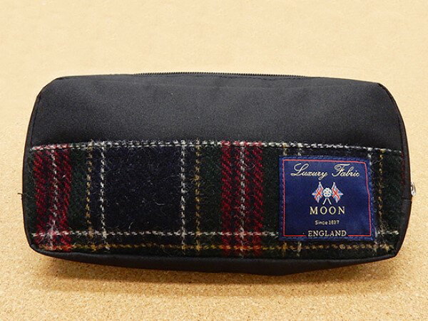 &nbsp; Luxury Fabric MOON ENGLAND 1837年に創業し180年近くの歴史を持つ英国アブラハム・ムーン社の ツイード生地を使ったポーチです。 商品詳細 スタイル ファスナー式ポーチ カラー ツイード生地部：赤×...
