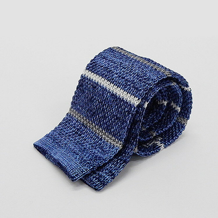 Knit Tie 人気のニットタイを 最高級素材のシルクで編み上げました！ 商品詳細 色 ダークヒアシンス（霜降り：ミッドナイトブルー）×スノーホワイト×茶鼠 柄 編込み柄（鹿の子）×ボーダー 素材 シルク100％ やや艶あり サイズ・仕様...