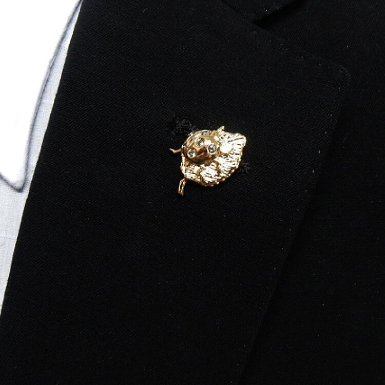 ◆ Formal Collection ◆ SWAROVSKI　ラペルピン ◆ジュエリーを思わせる煌きが胸元をさりげなく演出します。 商品詳細 ラペルピン ジャケットの襟につけるアクセサリーです 形状&nbsp; 木の葉＆てんとう虫&nbs...