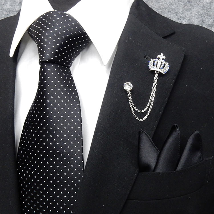 フォーマルシーン・パーティシーンを ドレスアップセットでお洒落に！ ネクタイ＆ポケットチーフ 11色展開中 商品詳細 内容 ポケットチーフ付シルクネクタイ 色 ブラック×銀 柄 ピンドット チーフ：無地 素材 シルク100％ サイズ・仕様 ...