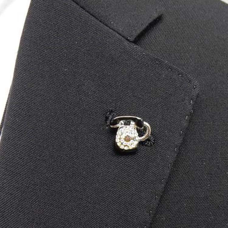 ◆ Formal Collection ◆ SWAROVSKI　　ラペルピン ◆ジュエリーを思わせる煌きが胸元をさりげなく演出します。 商品詳細 ラペルピン ジャケットの襟につけるアクセサリーです 形状&nbsp; 黒電話 色 シルバー×黒...