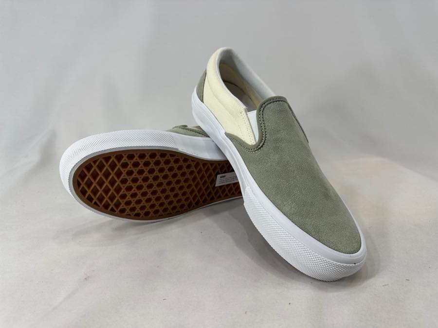 VANSって？ 1966年にポール・ヴァン・ドーレンと3人のパートナーが初めてのお店を設立。VANS【バンズ】という名前は「ヴァンと、その仲間達」という由来。 シンプルでどんな服装にも合わせ易いデザインとグリップ力の強いソールでスケーターを...