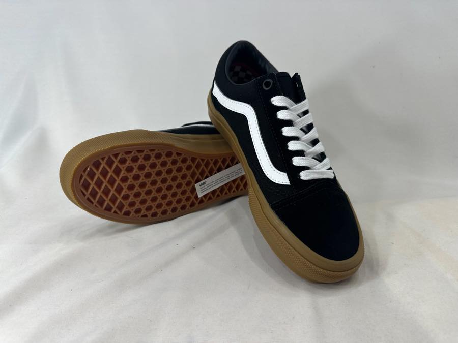 VANSって？ 1966年にポール・ヴァン・ドーレンと3人のパートナーが初めてのお店を設立。VANS【バンズ】という名前は「ヴァンと、その仲間達」という由来。 シンプルでどんな服装にも合わせ易いデザインとグリップ力の強いソールでスケーターを...