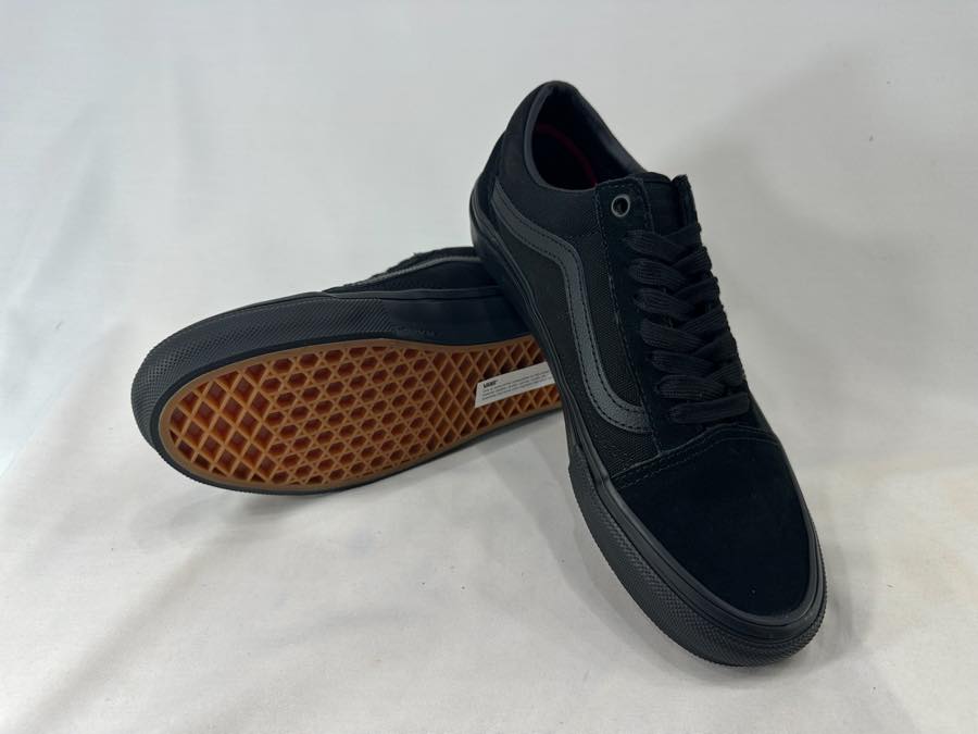VANSって？ 1966年にポール・ヴァン・ドーレンと3人のパートナーが初めてのお店を設立。VANS【バンズ】という名前は「ヴァンと、その仲間達」という由来。 シンプルでどんな服装にも合わせ易いデザインとグリップ力の強いソールでスケーターを...