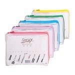 【商品説明】丈夫でソフトなビニール製で、中身が確認できる半透明タイプのクリヤーケース「スモーキィ」。カラフルな布製ファスナーで、色別分類にも便利。マチが付いているので厚みのあるものも、しっかり収納できます。使いやすい横型で、バッグインバッグ...