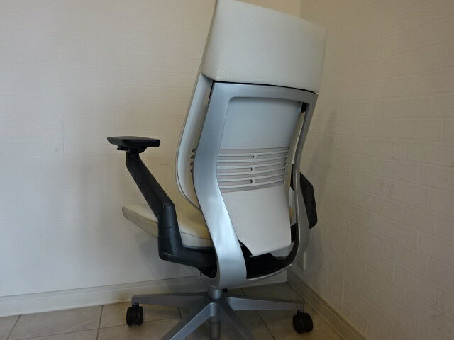 商品説明 メーカー スチールケース（アメリカ） サイズ・色 色　背もたれ面、座面：（アイボリー白系）　フレーム：シルバー 素材.状態 状態：中古品で使用感少々コキズ等ございますが、目立つ大きなダメージはございません。機能に問題ございません。...