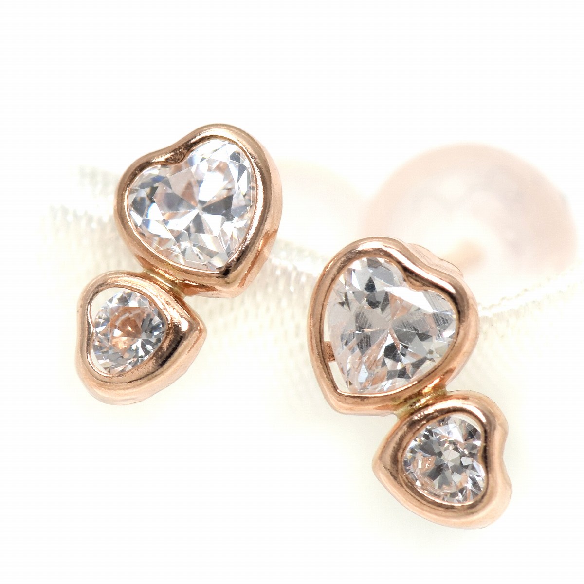ピンクゴールドに、4月の誕生石キュービックジルコニアをあしらった、スタッドピアスです。 ハートのモチーフは人気が高く、女性らしさを惹き立たせてくれることから支持されております。 キュービックジルコニアが耳元で輝き、常用使いにご利用頂けるモチ...