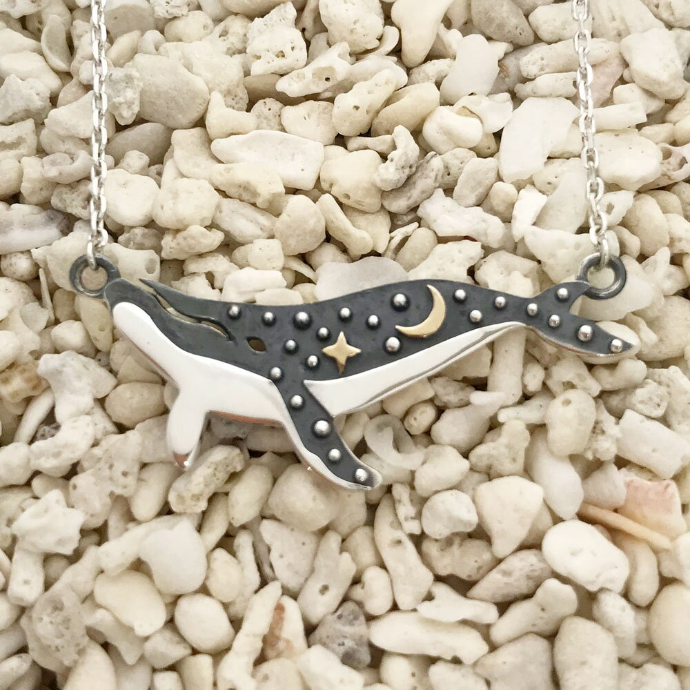 《 商品詳細 》 詳細 単品のネックレスです 素材 silver925 サイズ 縦幅：13.4mm × 横幅：34.6mm × 厚み：1.3～1.7mm 重さ：3.8g アズキチェーン 4面カット 1.2mm 40cm ■商品名■ネックレス...