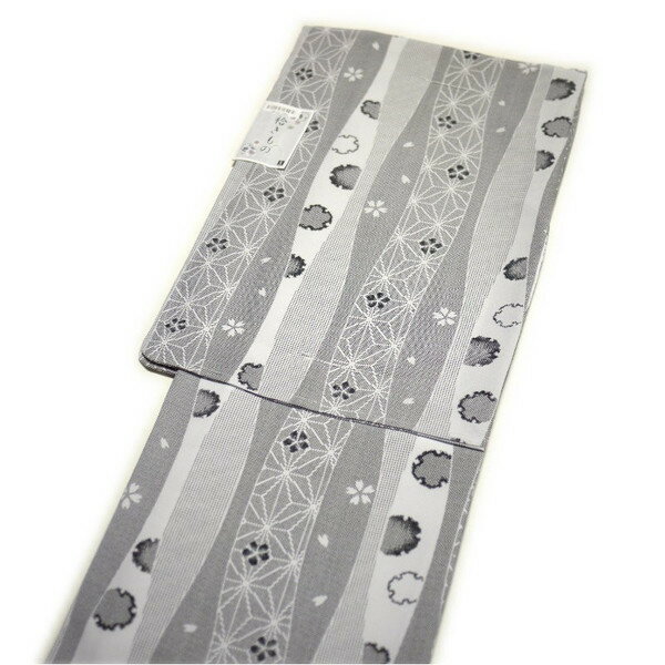 一枚あると便利なご自宅で手軽に洗って頂ける素材で出来ている袷のプレタ着物です。 国内染めの美しい着物です。 【色　柄】白色地に上品な雪輪、麻の葉、桜柄。八掛は紫系。 【素　材】ポリエステル100％ 【サイズ】S　身丈158センチ　裄64セン...