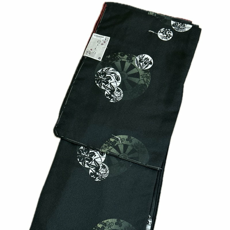 一枚あると便利なご自宅で手軽に洗って頂ける素材で出来ている袷の着物です。 【色　柄】黒の縮緬生地にグリーンの車柄と花の丸紋柄。八掛けは暗い赤色。 【素　材】ポリエステル100％ 【サイズ】M　身丈160センチ　裄66センチ　袖丈49センチ