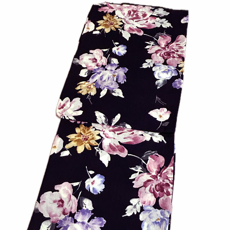 大人可愛いくすみカラーの上品な柄の浴衣です。 【色　柄】黒色地に赤色の花柄。 【サイズ】フリー　身丈 165センチ　裄69センチ　袖丈49センチ　適応身長：155センチ〜168センチ位 【素　材】綿100％ ※柄の出方が画像とは多少異なる場...