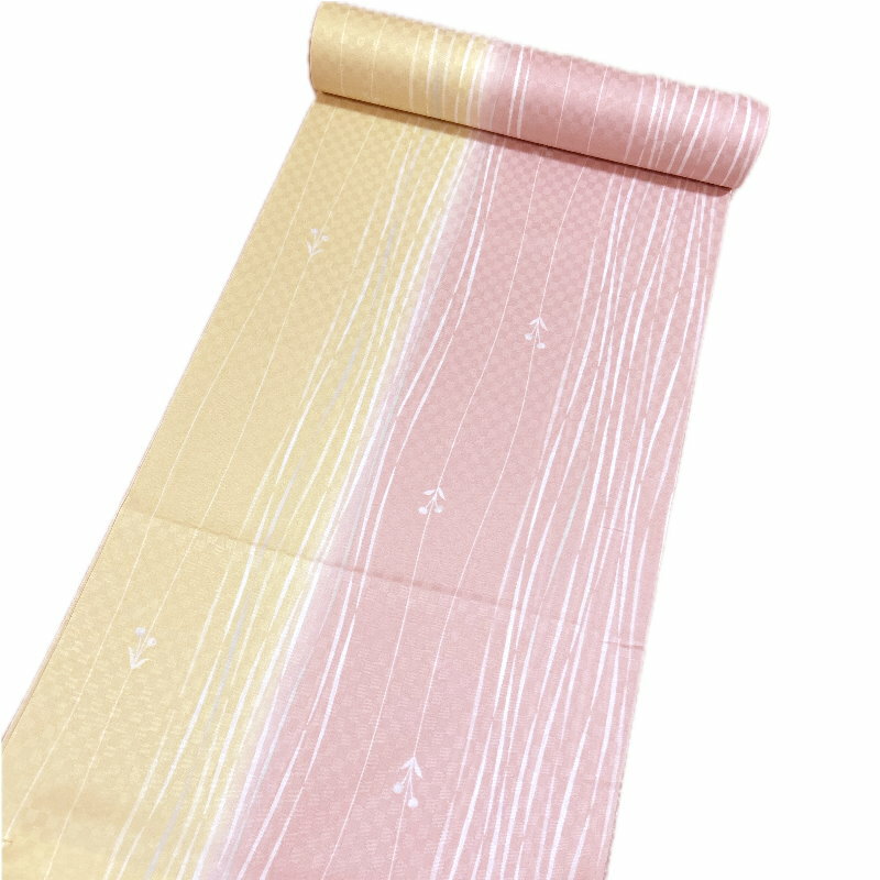 お洒落な色柄物の長襦袢の反物です。 ポリエステル生地ですが、柔らかく着心地の良い生地です。 洗える素材ですから、汚れても気軽にご自宅で洗えるっていうのが嬉しいですよね。 【色　柄】ピンクとイエローの染め分け地に白や水色の線と所々に小花の柄。...