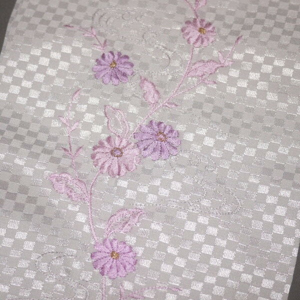 光沢のある市松模様の生地に刺繍を施した半衿。 汚れたらご自宅で手洗いしていただけます。 色糸の刺繍なので普段着から礼装用までご使用いただけます。 【色　柄】白地にパープル系の菊柄。花の中央部分は金糸。 【素　材】ポリエステル100％ 【使用...