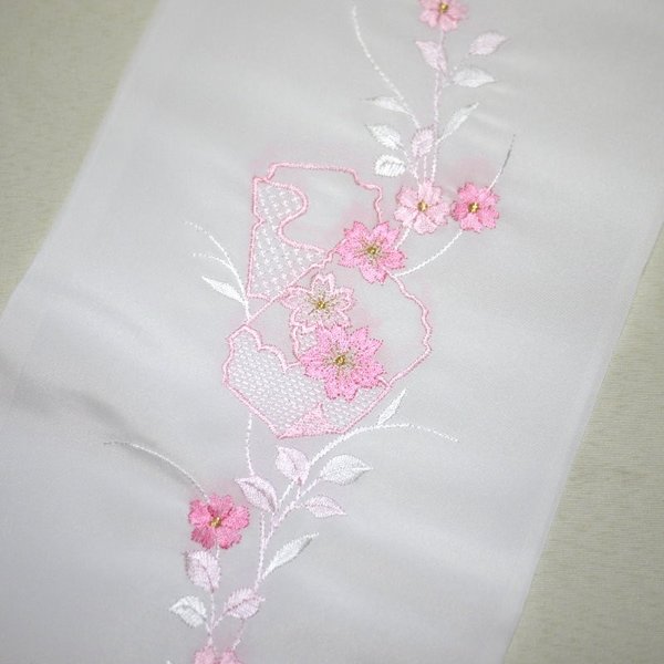 シンプルな塩瀬の生地に刺繍を施した半衿。 汚れたらご自宅で手洗いしていただけます。 色糸の刺繍なので普段着から礼装用までご使用いただけます。 【色　柄】白地にピンク系の上品な桜柄。花の中央部分は金糸。 【素　材】ポリエステル100％ 【使用...