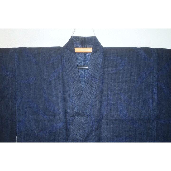 商品説明 詳細 　　こちらのお品は、遠州綿紅梅の生地から仕立てた物です。状態は仕立て上がりです。ミシン手縫い併用のサンプルです。織は綿紅梅で織感も素晴らしい。超光沢の濃紺地に葉隠れ文様。色味が難しいため現物優先でお願いします。染の濃淡は元か...