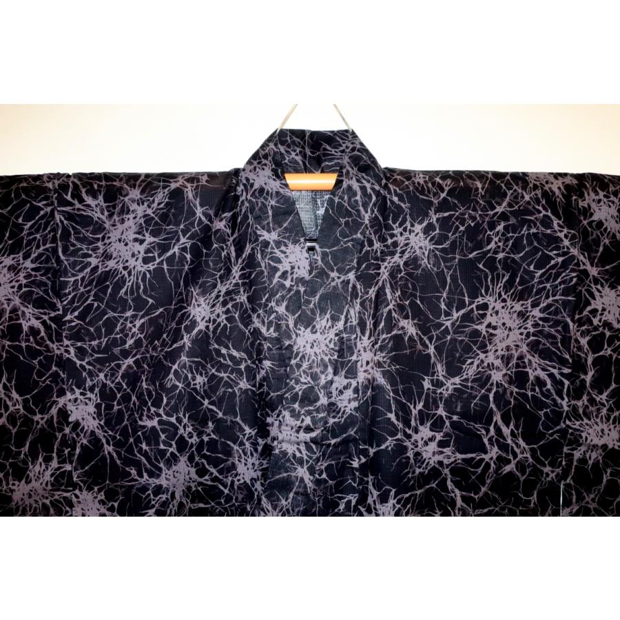 商品説明 詳細 　こちらのお品は、綿紅梅の男の着物浴衣単衣です。状態はサンプルの仕立て上がりです。織は綿紅梅で織感も夏らしい。縫いの手法が気になる方でも、これならいいと思います。私は問題ないと思います。長襦袢をつければ単衣に、つけなければ浴...