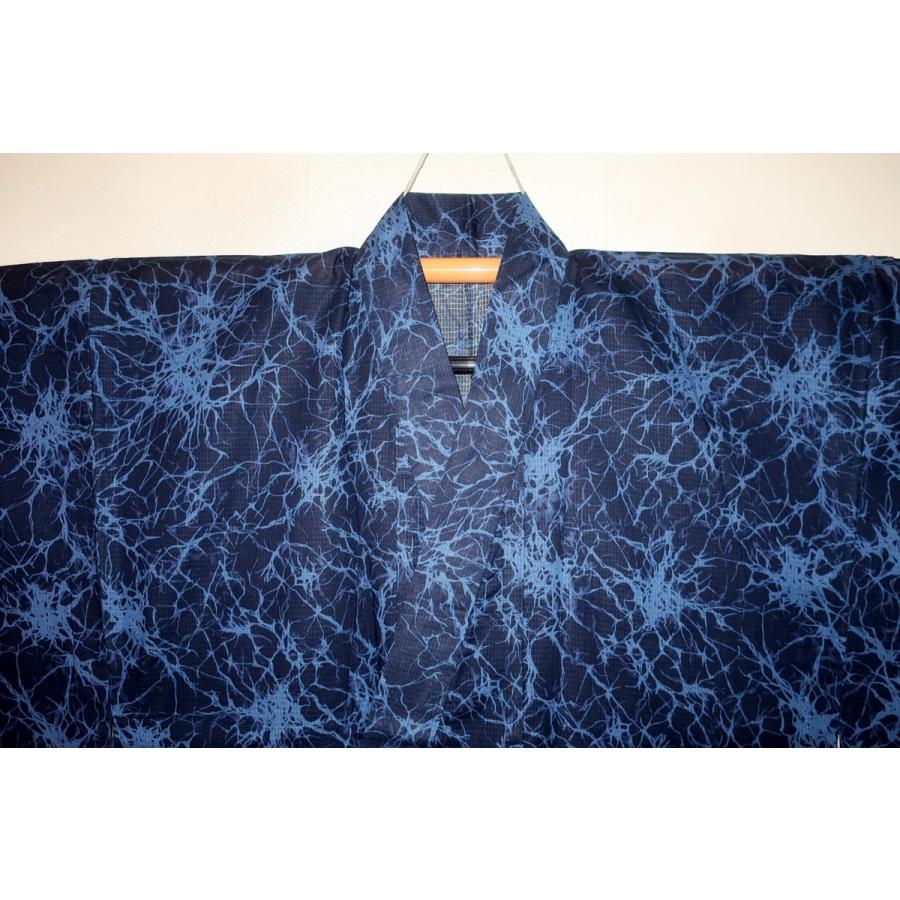 商品説明 詳細 　こちらのお品は、綿紅梅の男の浴衣着物です。状態は仕立て上がりです。ミシン手縫い併用のサンプルの捺染。織は綿紅梅で織感も素晴らしい。縫いの手法が気になる方でも、これならいいと思います。私は問題ないと思います。長襦袢をつければ...