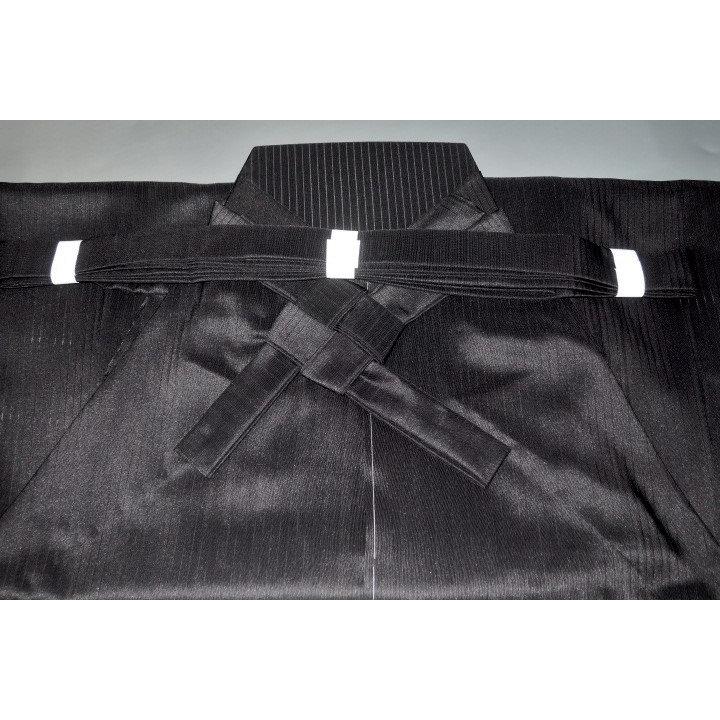 商品説明 詳細 　ついに新発売できました。 　こちらのお品は別誂えでお願いした絽の馬乗袴の新色、黒の縦絽です。絽の絹の袴は夏の袴の伝統的な品でしたが多くは失伝してしまい、中古は時折出ても夏ヤケが多く状態の良いものが出にくい状況です。数年前か...