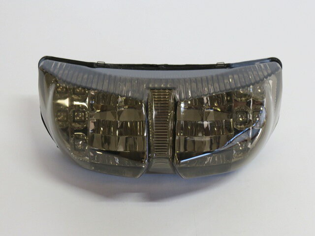 通常のウインカーと連動し、半分面がオレンジ色に点滅します。 ウインカー機能が不要な場合は、本体から出ているウインカーへと接続する2本の線を接続しなければ良いだけです。 その場合、通常のテール/ストップランプ機能として動作します。 ボルトオン...