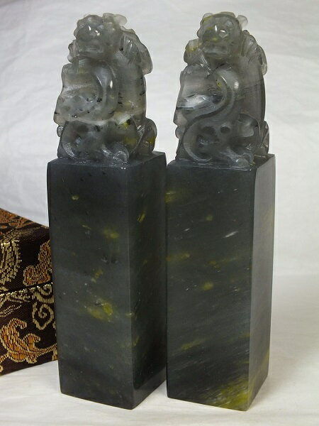 サイズ：高133×31×30mm　重さ：2Pで473g　 ●大変綺麗な寿山石。透明感のある見事な逸品です。最近このランクのものは非常に少なくなっており、現地のコレクターでも入手困難な石材です。上部には中国の瑞獣「貔貅（ひきゅう）」が彫り込ま...