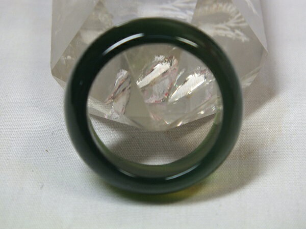 高さ：10mm　厚み：4mm　重さ：5.5g　 ●透明感が有る綺麗な瑪瑙（メノウ）製リング。飾り彫りのないシンプルなデザインですが一塊の石をくり抜いて作られた贅沢な一品です。 ●瑪瑙は、家庭内のトラブルを未然に防ぎ、対人関係を改善してくれる...