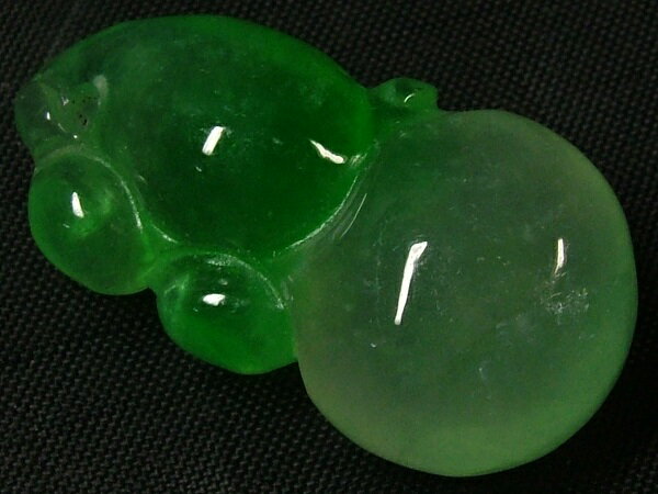 サイズ：25×14×厚12mm　重さ：6.9g　 ●緑色が綺麗なミャンマー翡翠。透明感の有る氷種（アイスジェダイト）です。縁起柄の瓢箪が彫り込まれています。石コレクションやお守りに。上部に貫通穴が有るのでペンダントトップや下げ飾りにもなりま...