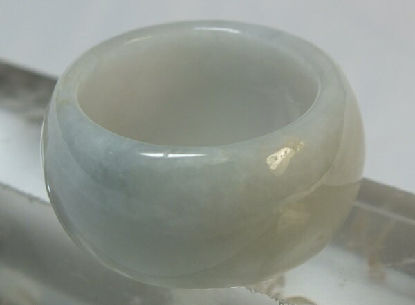 高さ：13mm　厚さ：4mm　重さ：9.7g　 【材質】天然翡翠（ジェイダイト、硬玉）・俗称「翡翠A貨」。 ●当品は完全無処理で「A貨」と呼ばれるランクのミャンマー翡翠です。飾り彫りの無いシンプルなデザインですが一塊の石から作られた贅沢な一...