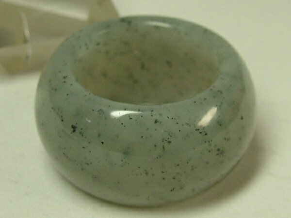 サイズ：外径34×高17×厚6mm　穴直径：約2mm　重さ：20.5g　 ●今は中国でも貴重な石、和田白玉（ホータンはくぎょく）。石の種類は白玉ですが黒味が混ざった珍品です。側面に貫通穴が二ヵ所有ります。石コレクションやオリジナルアクセサリ...