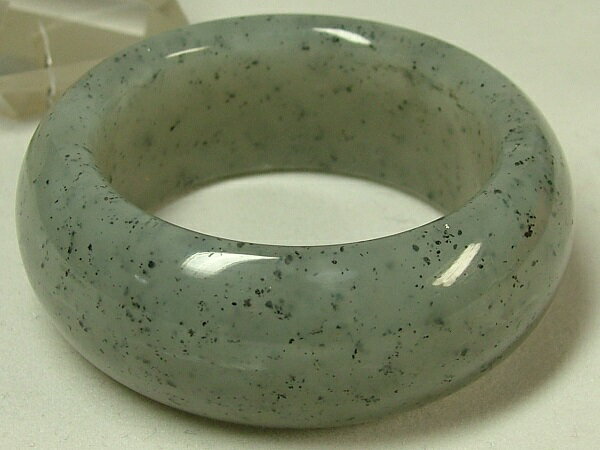 サイズ：外径53×高18×厚8mm　穴直径：約2mm　重さ：49.7g　 ●今は中国でも貴重な石、和田白玉（ホータンはくぎょく）。石の種類は白玉ですが黒味が混ざった珍品です。側面に貫通穴が二ヵ所有ります。石コレクションやオリジナルアクセサリ...