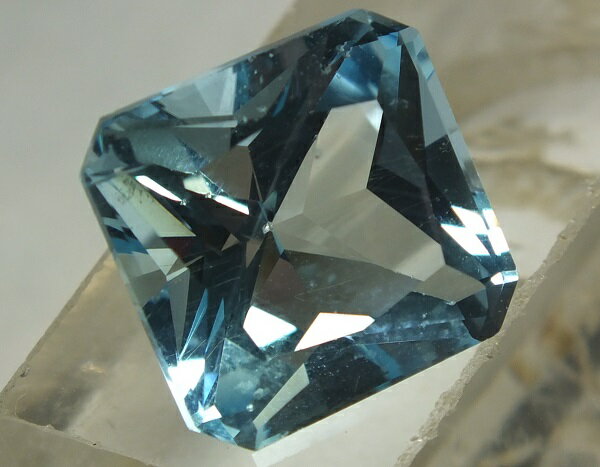 サイズ：15×15×厚10mm　重さ：3.8g　 ●まるで深い大海の様なブルートパーズ。この凛とした輝きと透明度は、古くから女性に愛用され、依然人気の衰えないジュエルです。多面カットなので反射が綺麗です。手頃なサイズの四角型。オリジナルアク...