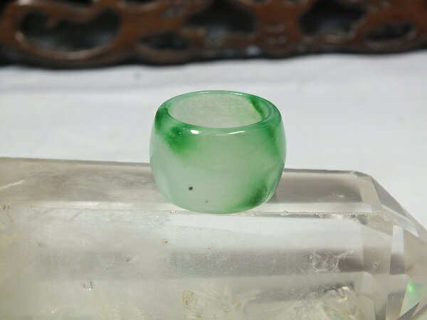 高15×厚3.5mm　重さ：7.1g　 ●緑色が綺麗なミャンマー翡翠。翡翠の魅力がタップリと詰まった個性的なリング。飾り彫りのないシンプルなデザインですが一塊の石から作られた贅沢な逸品です。※当商品は梱包材で割れないように包装し、ネコポスで...