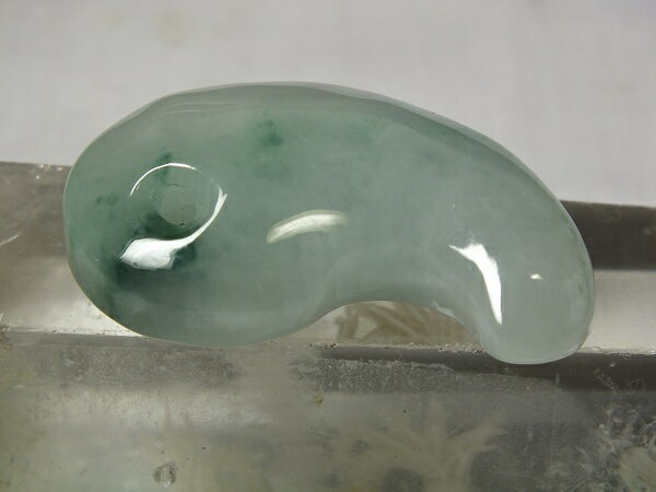 サイズ：46×28×厚13mm　重さ：29.4g　 ●緑色が綺麗なミャンマー翡翠。可愛い勾玉型です。石コレクションやお守り、ペンダントトップや下げ飾り等に。 ☆商品につきましては注意を払った検品を行っておりますが、稀に石の表面にクラック状の...